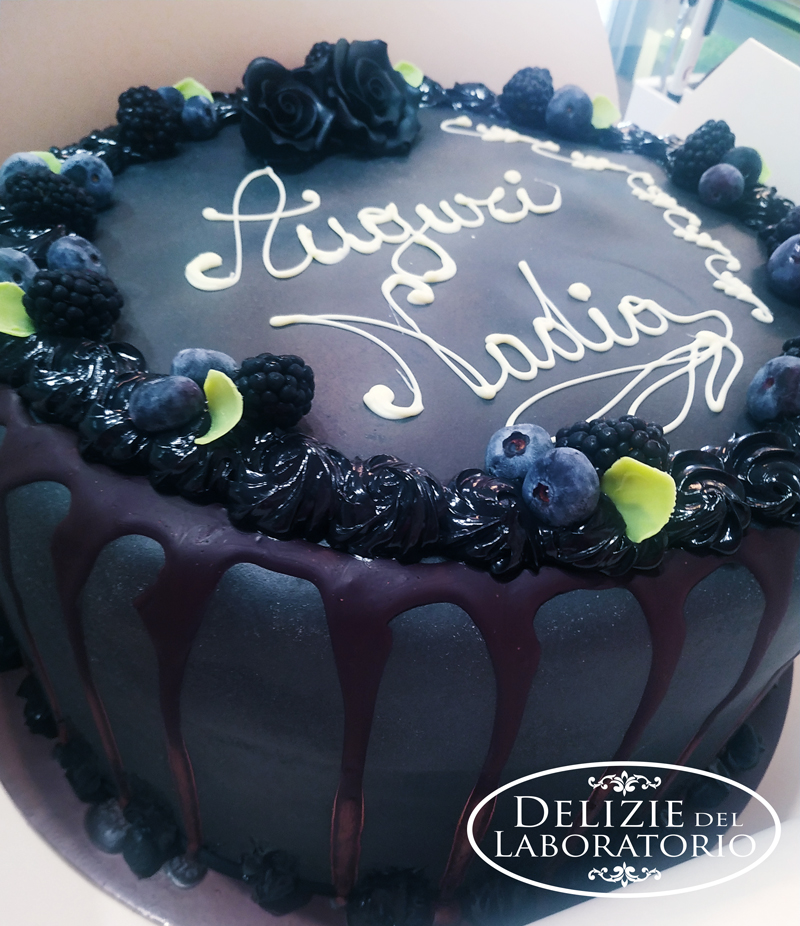 Torta Cake Design Milano in pieno Stile Mercoledì Addams